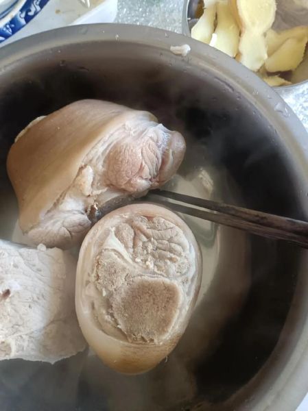 家常炖肘子怎么做_肘子焯水用冷水还是热水-第3张图片-山城妙识