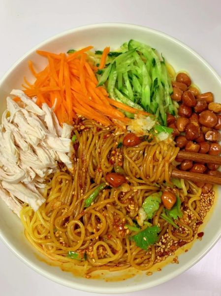 鸡丝凉面怎么做_鸡丝凉面酱汁怎么调-第1张图片-山城妙识