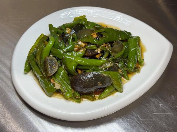 辣椒炒皮蛋怎么做_辣椒炒皮蛋的家常做法-第2张图片-山城妙识