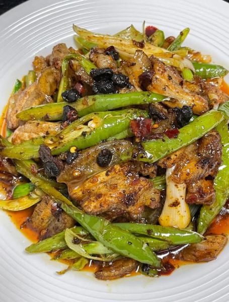 五花肉炒辣椒怎么做_五花肉炒辣椒先炒肉还是先炒辣椒-第2张图片-山城妙识