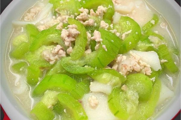 丝瓜肉丝汤怎么做_丝瓜肉丝汤先炒还是先煮-第2张图片-山城妙识