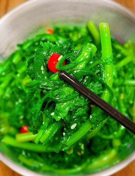 凉拌茼蒿怎么做_凉拌茼蒿需要焯水吗-第1张图片-山城妙识
