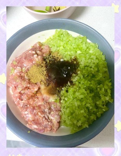 猪肉芹菜饺子馅怎么调_芹菜饺子馅要不要焯水-第1张图片-山城妙识