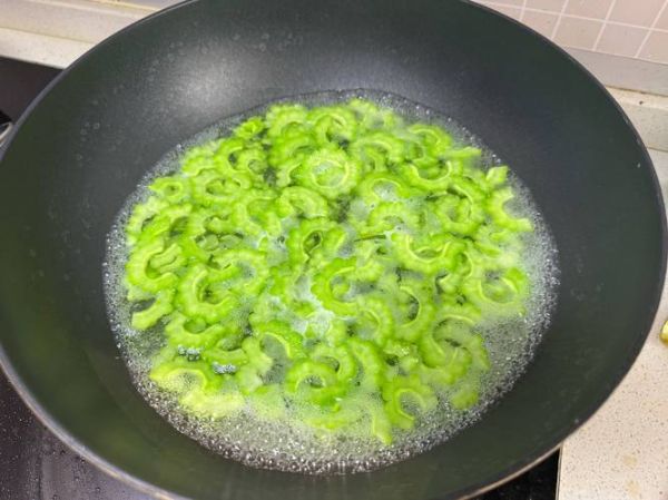 凉拌苦瓜怎么做不苦_苦瓜焯水几分钟才翠绿-第2张图片-山城妙识