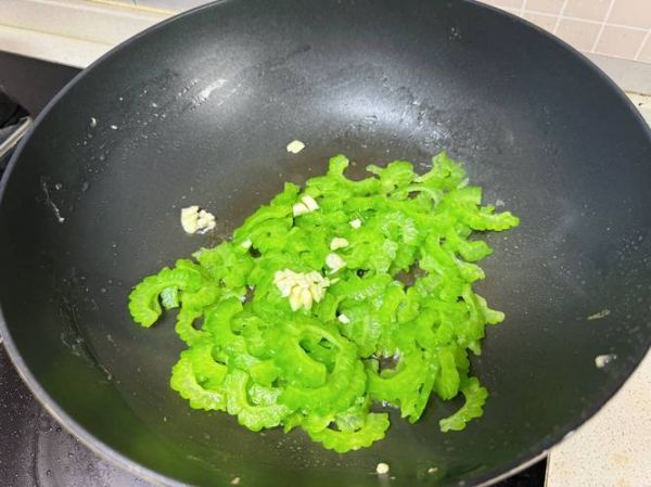 凉拌苦瓜怎么做不苦_苦瓜焯水几分钟才翠绿-第3张图片-山城妙识