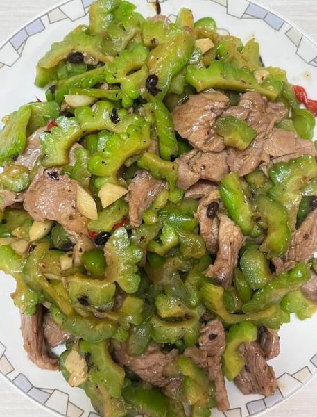 肉炒苦瓜怎么做不苦_苦瓜炒肉先焯水还是先下锅-第2张图片-山城妙识