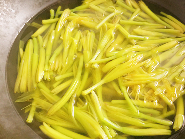 鲜黄花菜怎么焯水_鲜黄花菜做法大全-第1张图片-山城妙识 鲜黄花菜怎么焯水_鲜黄花菜做法大全-第1张图片-山城妙识