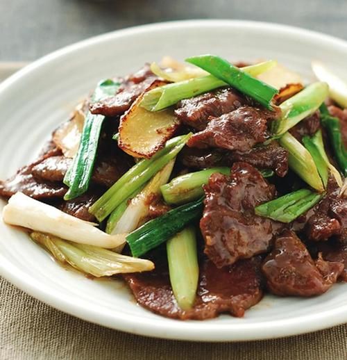 葱爆牛肉怎么做_牛肉炒多久才嫩-第1张图片-山城妙识