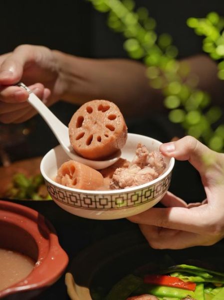 排骨炖藕怎么做好吃_排骨炖藕汤的家常做法-第1张图片-山城妙识