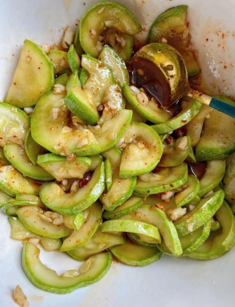 凉拌西葫芦丝怎么做好吃_凉拌西葫芦丝需要焯水吗-第2张图片-山城妙识