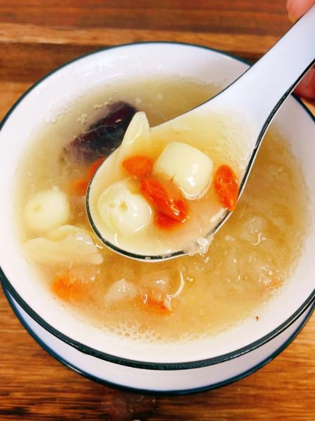 莲子百合银耳汤的做法_怎么炖出胶质-第2张图片-山城妙识