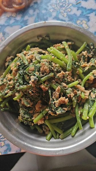 茼蒿炒鸡蛋怎么做_茼蒿炒鸡蛋需要焯水吗-第3张图片-山城妙识