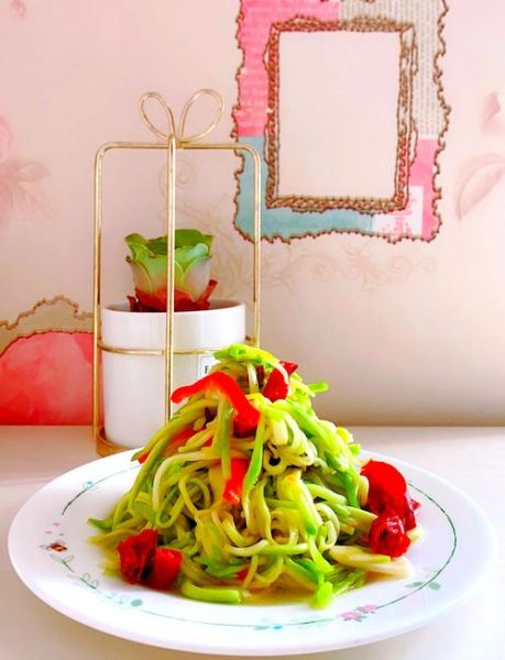 西葫芦丝凉拌怎么做_西葫芦凉拌要不要焯水-第1张图片-山城妙识 西葫芦丝凉拌怎么做_西葫芦凉拌要不要焯水-第1张图片-山城妙识