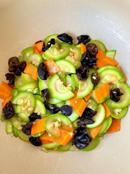 素炒西葫芦怎么炒好吃_素炒西葫芦要不要焯水-第1张图片-山城妙识