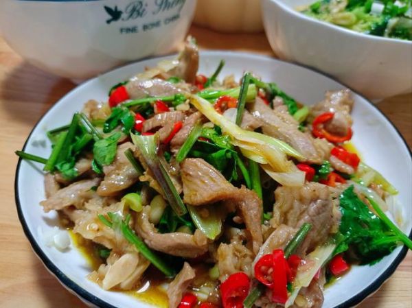 香菜炒牛肉怎么做_牛肉炒多久才嫩-第3张图片-山城妙识