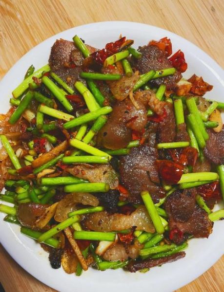 蒜苔炒腊肉怎么做_腊肉炒蒜苔要不要焯水-第1张图片-山城妙识