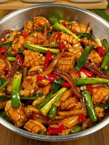 炒鱿鱼家常做法_炒鱿鱼怎么做好吃又嫩-第2张图片-山城妙识