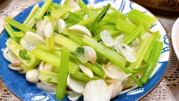 芹菜炒百合怎么做_芹菜炒百合的家常做法-第2张图片-山城妙识