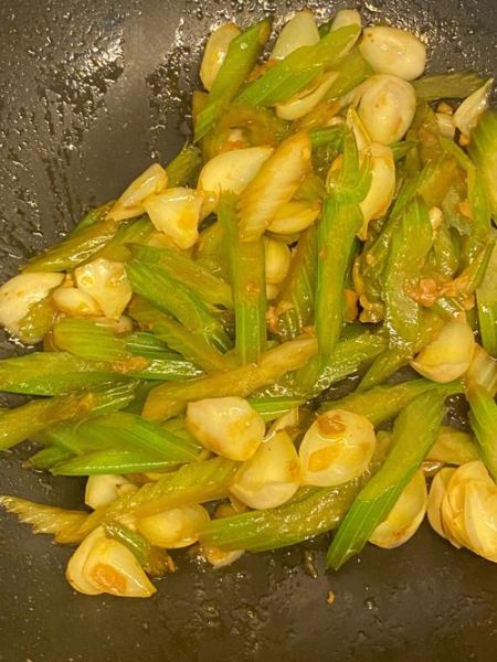 芹菜炒百合怎么做_芹菜炒百合的家常做法-第3张图片-山城妙识