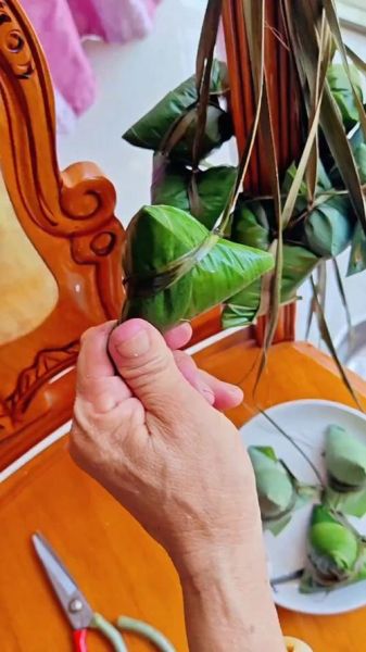 三角粽怎么包_三角粽包法图解步骤-第3张图片-山城妙识