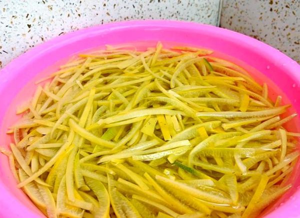 柚子皮糖怎么做_柚子皮糖苦不苦-第1张图片-山城妙识