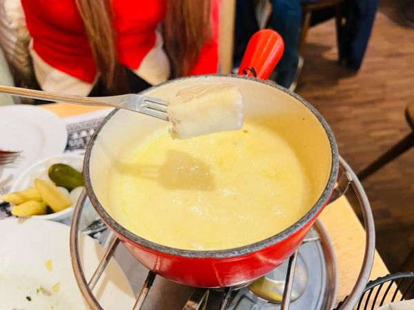 瑞士奶酪火锅怎么做_瑞士奶酪火锅用什么奶酪-第1张图片-山城妙识 瑞士奶酪火锅怎么做_瑞士奶酪火锅用什么奶酪-第1张图片-山城妙识