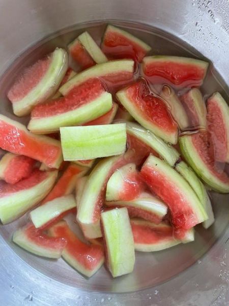 西瓜皮怎么做成软糖_西瓜皮软糖做法-第3张图片-山城妙识 西瓜皮怎么做成软糖_西瓜皮软糖做法-第3张图片-山城妙识