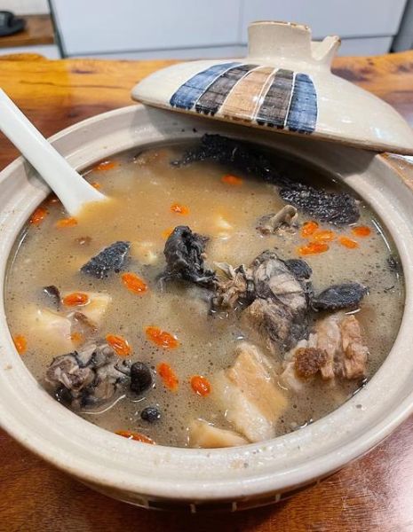 墨鱼炖鸡的禁忌_什么人不能吃-第1张图片-山城妙识