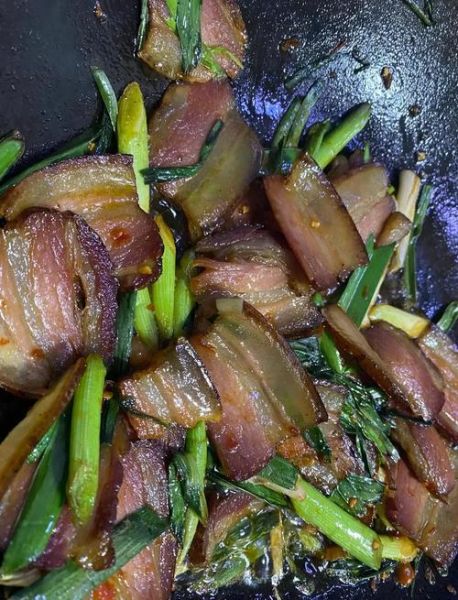 大蒜炒腊肉怎么做_腊肉炒大蒜用焯水吗-第3张图片-山城妙识 大蒜炒腊肉怎么做_腊肉炒大蒜用焯水吗-第3张图片-山城妙识