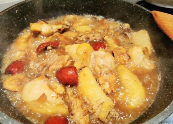 坐月子吃麻油鸡有什么好处_麻油鸡对产妇恢复作用-第2张图片-山城妙识