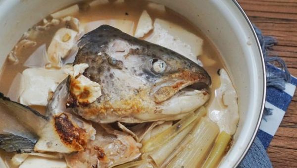 三文鱼头怎么做好吃_三文鱼头炖豆腐怎么做-第3张图片-山城妙识