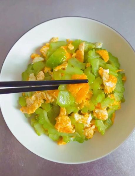 鸡蛋炒苦瓜怎么做不苦_苦瓜炒鸡蛋要不要焯水-第1张图片-山城妙识 鸡蛋炒苦瓜怎么做不苦_苦瓜炒鸡蛋要不要焯水-第1张图片-山城妙识