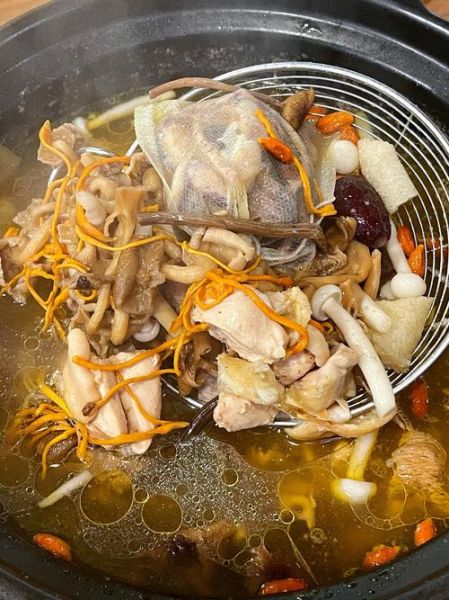 怎样煲鸡汤既营养又好喝_煲鸡汤放什么食材更鲜美-第1张图片-山城妙识 怎样煲鸡汤既营养又好喝_煲鸡汤放什么食材更鲜美-第1张图片-山城妙识