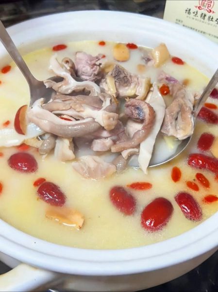 猪肚鸡汤的功效与作用_猪肚鸡汤适合什么人喝-第3张图片-山城妙识 猪肚鸡汤的功效与作用_猪肚鸡汤适合什么人喝-第3张图片-山城妙识