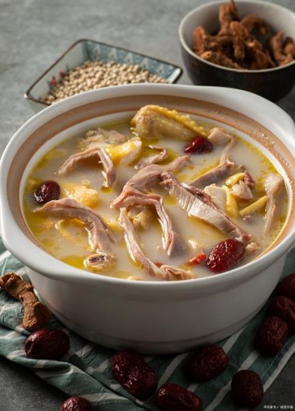 猪肚鸡汤的功效与作用_猪肚鸡汤适合什么人喝-第1张图片-山城妙识 猪肚鸡汤的功效与作用_猪肚鸡汤适合什么人喝-第1张图片-山城妙识