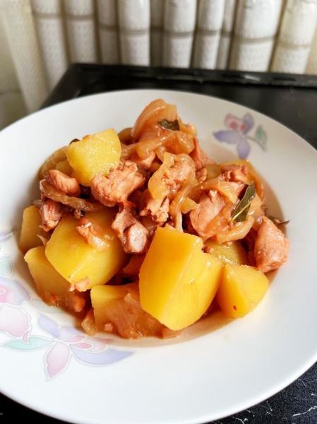 黄焖土豆鸡怎么做_黄焖土豆鸡用鸡腿还是整鸡-第1张图片-山城妙识