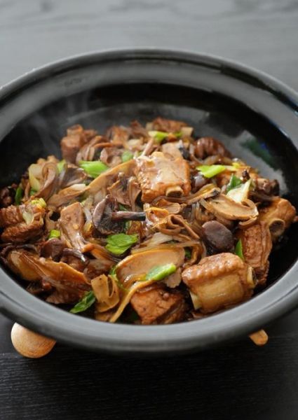 香菇炖排骨怎么做_香菇炖排骨的家常做法-第1张图片-山城妙识