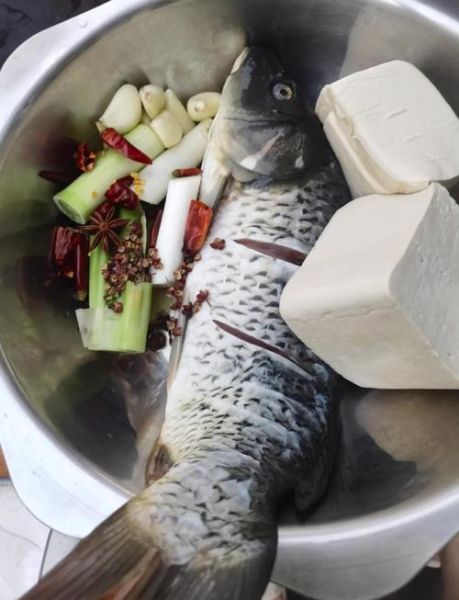 鲤鱼炖豆腐怎么做_鲤鱼炖豆腐的家常做法-第1张图片-山城妙识