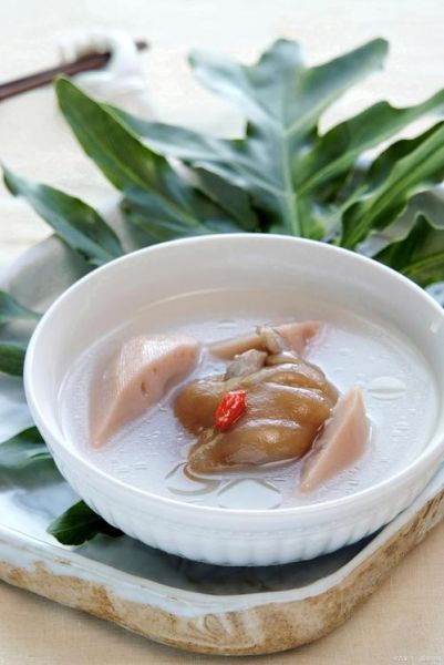 猪脚炖莲藕汤怎么做_莲藕汤去腥技巧-第2张图片-山城妙识 猪脚炖莲藕汤怎么做_莲藕汤去腥技巧-第2张图片-山城妙识