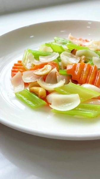 西芹炒百合的功效_西芹炒百合可以降血压吗-第3张图片-山城妙识