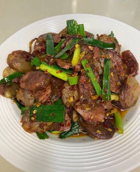 蒜苗炒香肠怎么炒才好吃_家常做法步骤详解-第1张图片-山城妙识