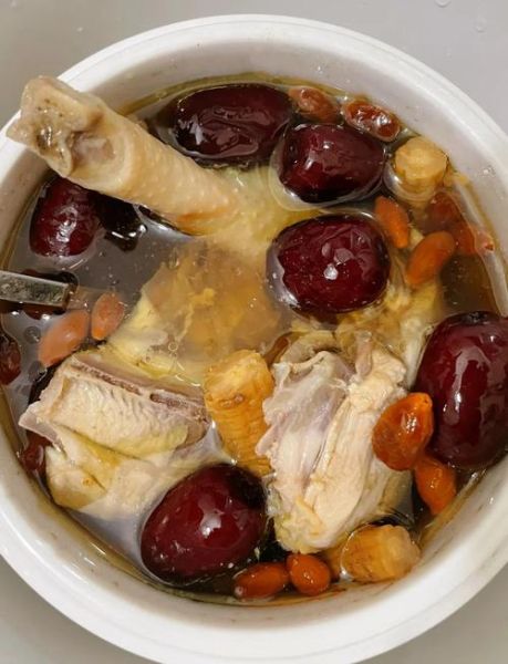 鸡汤怎么炖好喝又营养补血_补血鸡汤放什么食材-第1张图片-山城妙识