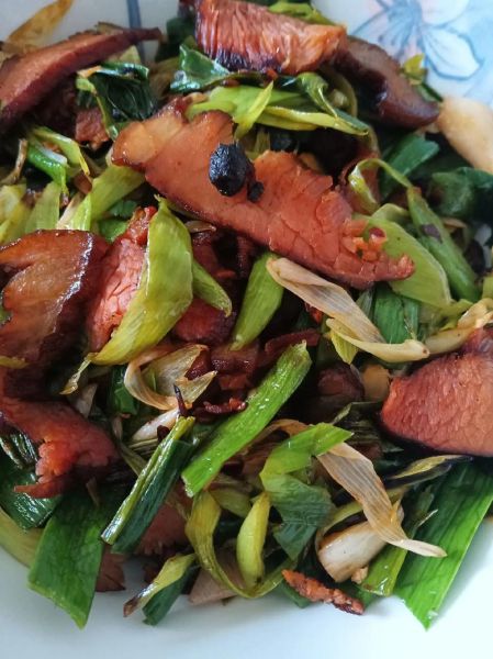 青蒜苗炒腊肉怎么做好吃_腊肉炒蒜苗的秘诀-第1张图片-山城妙识