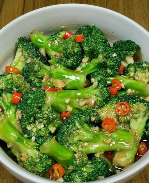 辣椒炒西兰花怎么做_西兰花焯水几分钟-第1张图片-山城妙识