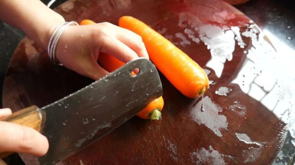 胡萝卜丝怎么切_胡萝卜丝切法技巧-第2张图片-山城妙识