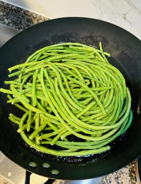 长豆角包饺子馅怎么做_豆角饺子馅要不要焯水-第3张图片-山城妙识