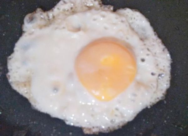 怎样煎鸡蛋不粘锅还嫩_煎鸡蛋怎么不粘锅又嫩-第3张图片-山城妙识