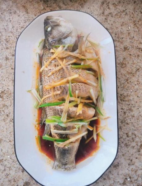 清蒸鲈鱼最简单的做法视频_清蒸鲈鱼需要蒸几分钟-第3张图片-山城妙识