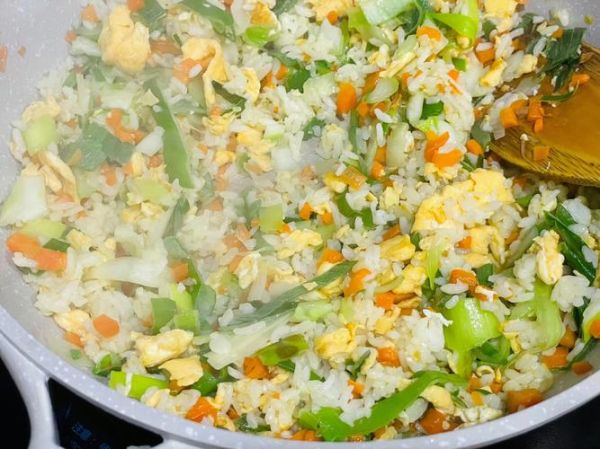 鸡蛋炒饭隔夜能吃吗_隔夜蛋炒饭安全保存方法-第1张图片-山城妙识