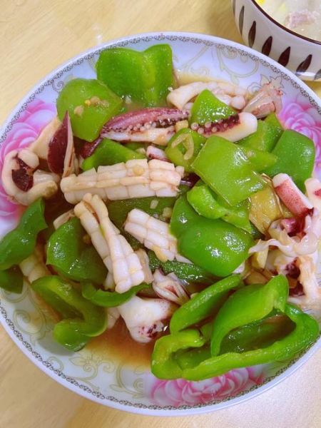 鱿鱼炒辣椒怎么炒好吃_鱿鱼炒辣椒的家常做法-第1张图片-山城妙识